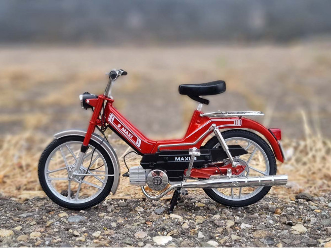 Looking for a Puch Maxi S 1:10 scale model red metallic?